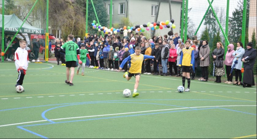 Nowe boisko szkolne w Repkach oficjalnie otwarte - inwestycja dla ...